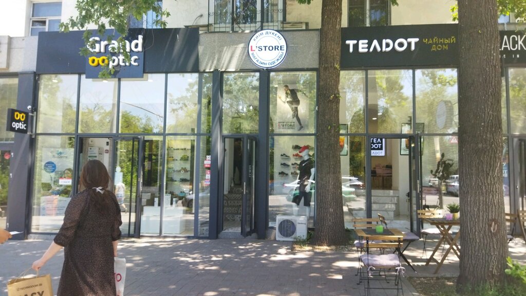 Giyim mağazası L'store, Almatı, foto