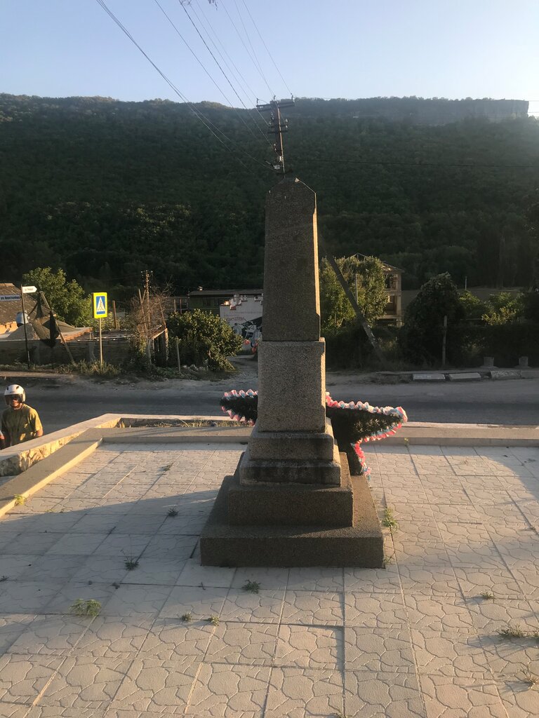 Anıt, heykel Лётчик Николай Титович Хрусталев, Kırım Cumhuriyeti, foto