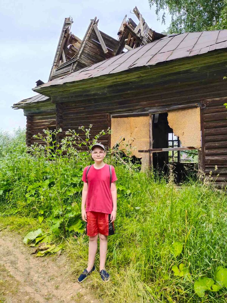 Şapel, haç anıtı Деревянная часовня, Permski krayı, foto