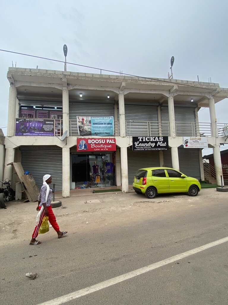 Giyim mağazası Boosu pal boutique, Akra, foto