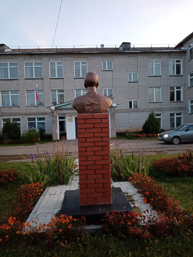 Anıt, heykel Герою Советского Союза Валентину Семеновичу Жукову, Kirovskaya oblastı, foto