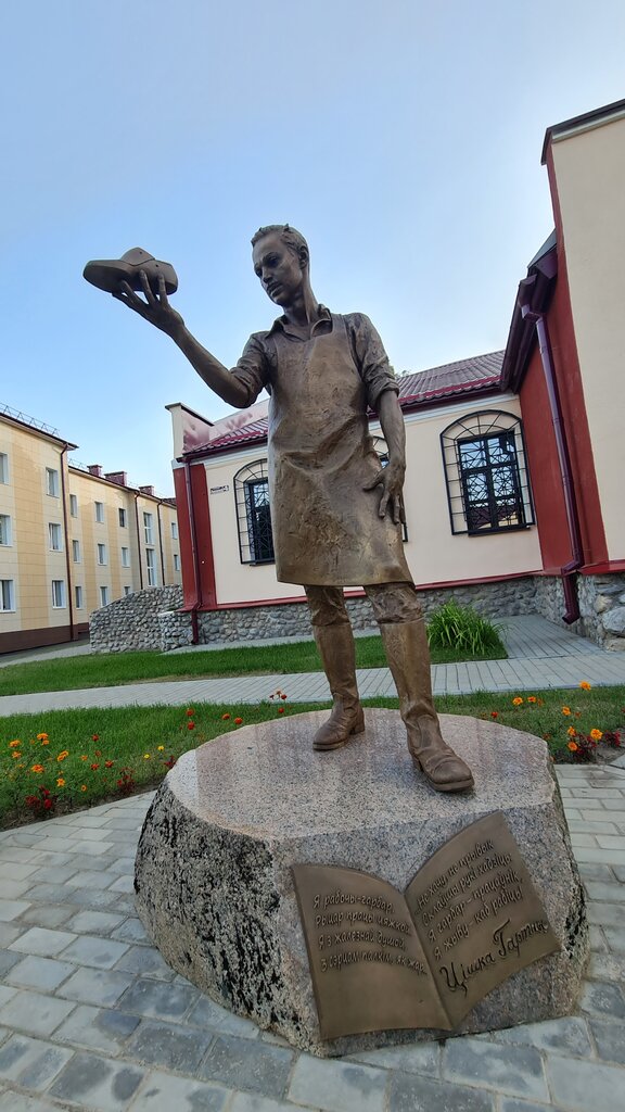 Anıt, heykel Cishka Gartny, Kopyl, foto