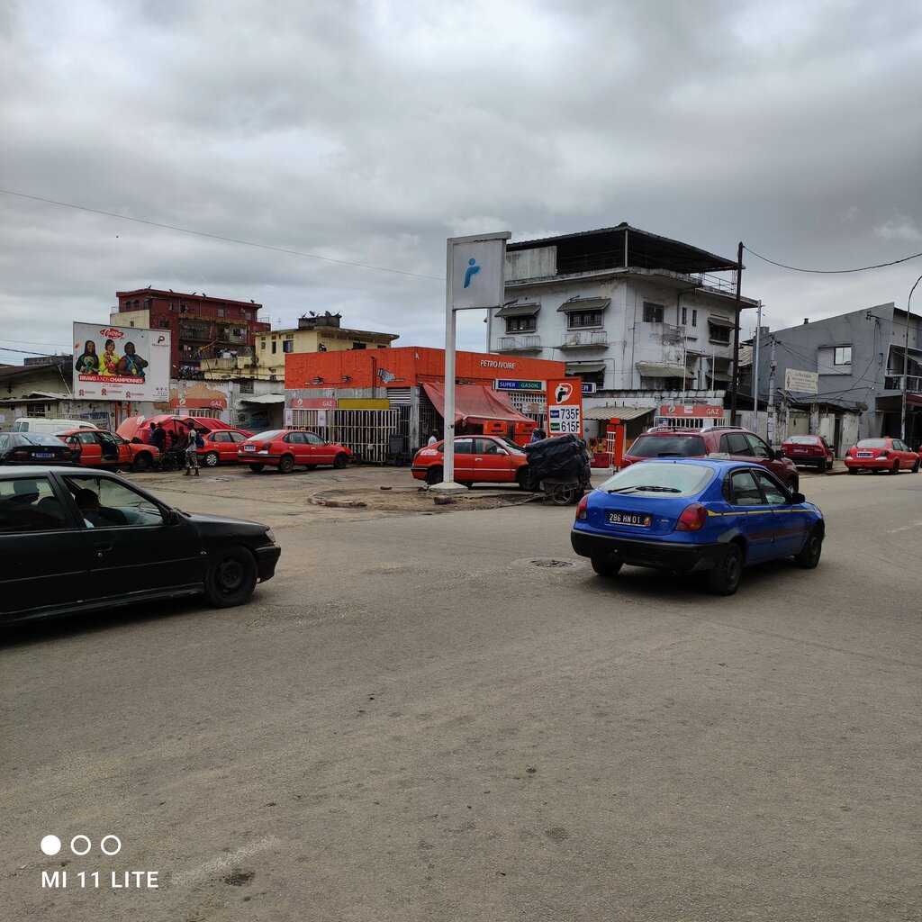 Benzin istasyonu Petro Ivoire, Abican, foto