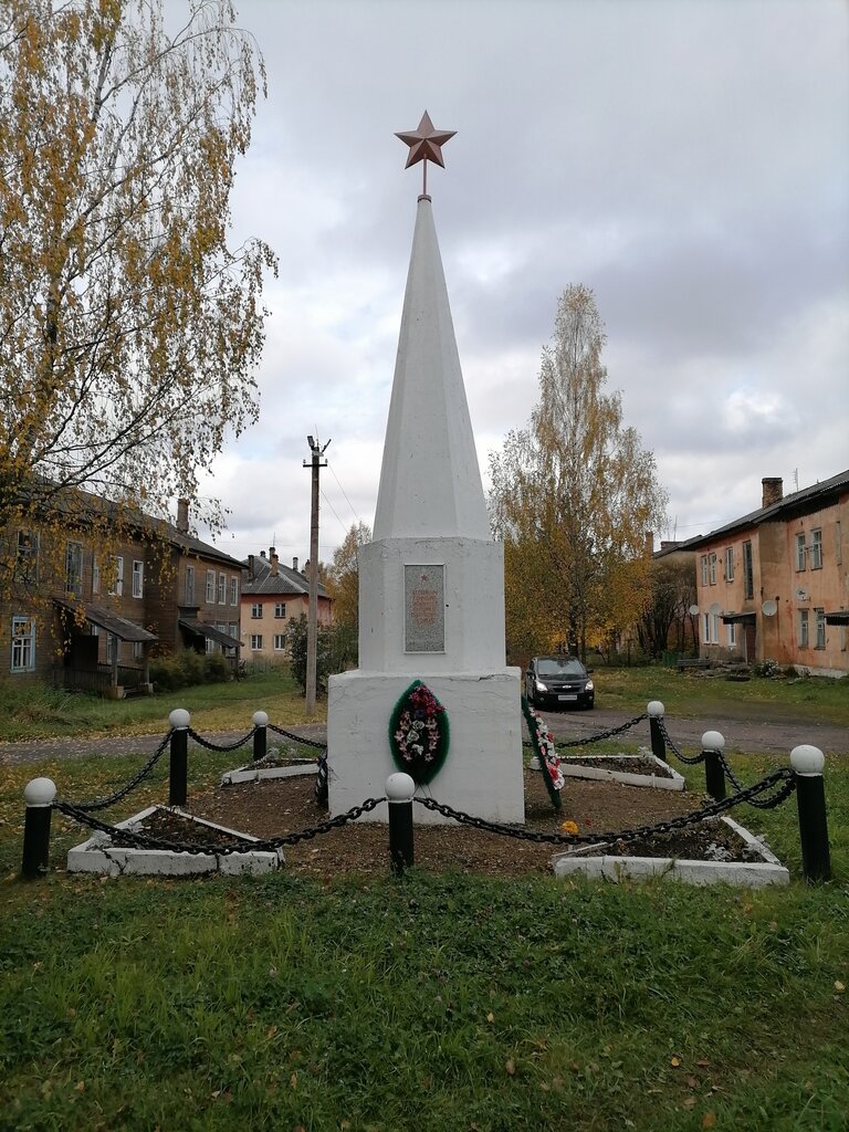 Anıt, heykel Землякам, погибшим в Великой Отечественной войне 1941-1945 гг., Novgorodskaya oblastı, foto