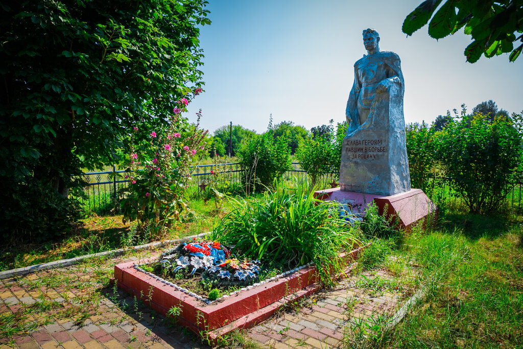 Anıt, heykel Братская могила, Kurskaya oblastı, foto