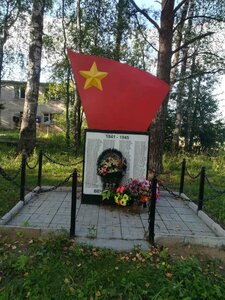 Воинам, павшим в годы Великой Отечественной войны (Kostroma Region, Krasnoselskiy rayon, Chapayevskoye selskoye poseleniye, derevnya Sintsovo, Tsentralnaya ulitsa), anıt, heykel  Kostromskaya oblastından