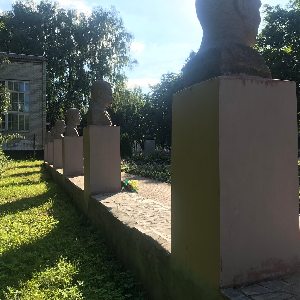 Anıt, heykel Бюст Атрохову С.Т., Trubçevsk, foto
