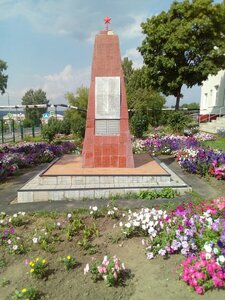 Обелиск воинам, павшим в Великой Отечественной войне (ulitsa Spetsialistov No:12, posyolok Ufimskiy), anıt, heykel  Sverdlovskaya oblastından