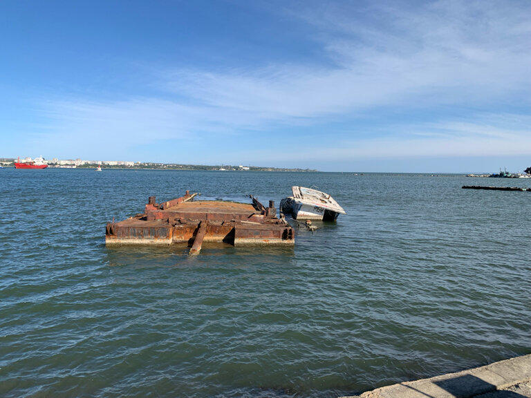 Turistik yerler Затопленное деревянное судно, Kırım Cumhuriyeti, foto