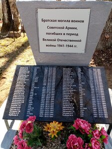 Братская могила советских воинов (Novgorod Region, Batetskiy District, derevnya Moyka), anıt, heykel  Novgorodskaya oblastından