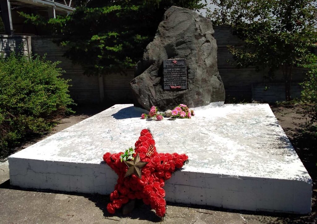 Anıt levhası, anıt taş Памятный знак в честь крымских партизан, Kırım Cumhuriyeti, foto