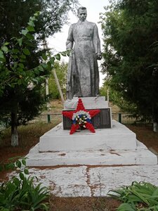 Погибшему солдату (Volgograd Region, Alekseyevskiy rayon, Tryokhlozhinskoye selskoye poseleniye, khutor Tryokhlozhinskiy), anıt, heykel  Volgogradskaya oblastından