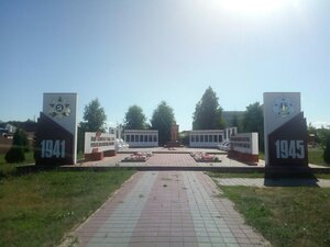 Воинам-землякам, погибшим на фронтах Великой Отечественной войны (Sovetskaya ulitsa No:26А, selo Platonovka), anıt, heykel  Tambovskaya oblastından