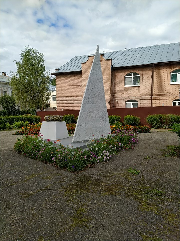 Anıt, heykel Обелиск Живые всем обязаны вам, Galiç, foto
