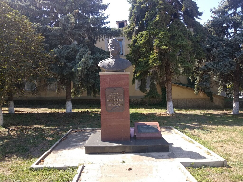 Anıt, heykel Бюст Героя Советского Союза Ивана Алексеевича Минаенко, Stavropolski krayı, foto