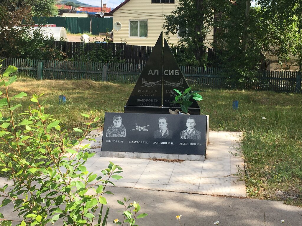 Anıt, heykel Братская могила летчиков перегонного полка Аляска-Сибирь, Ust‑Kut, foto