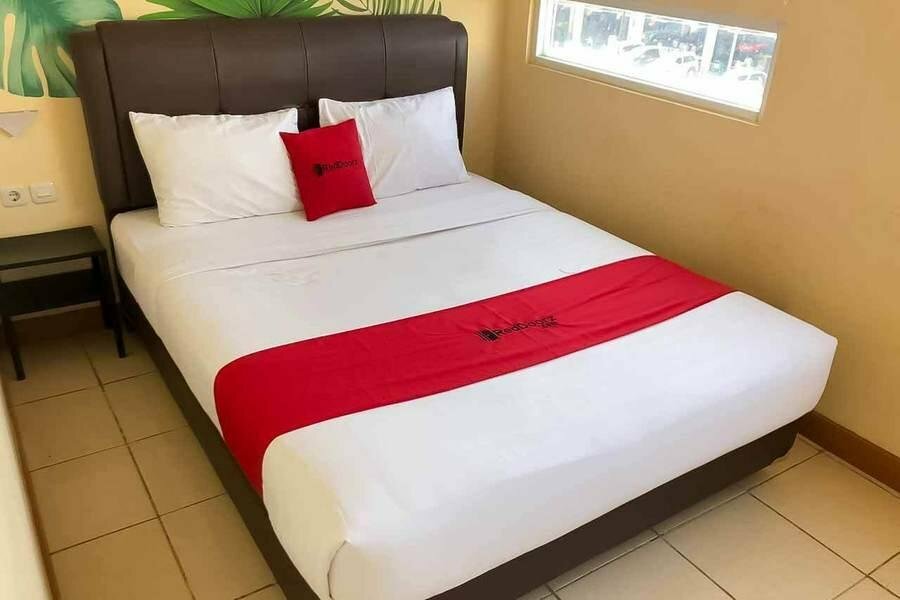 Otel RedDoorz @ Iodium Residence Cikarang, , foto