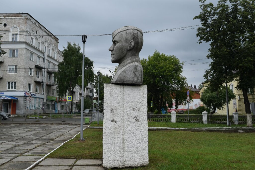 Anıt, heykel Герой Советского Союза В.В. Гомзин, Nevyansk, foto