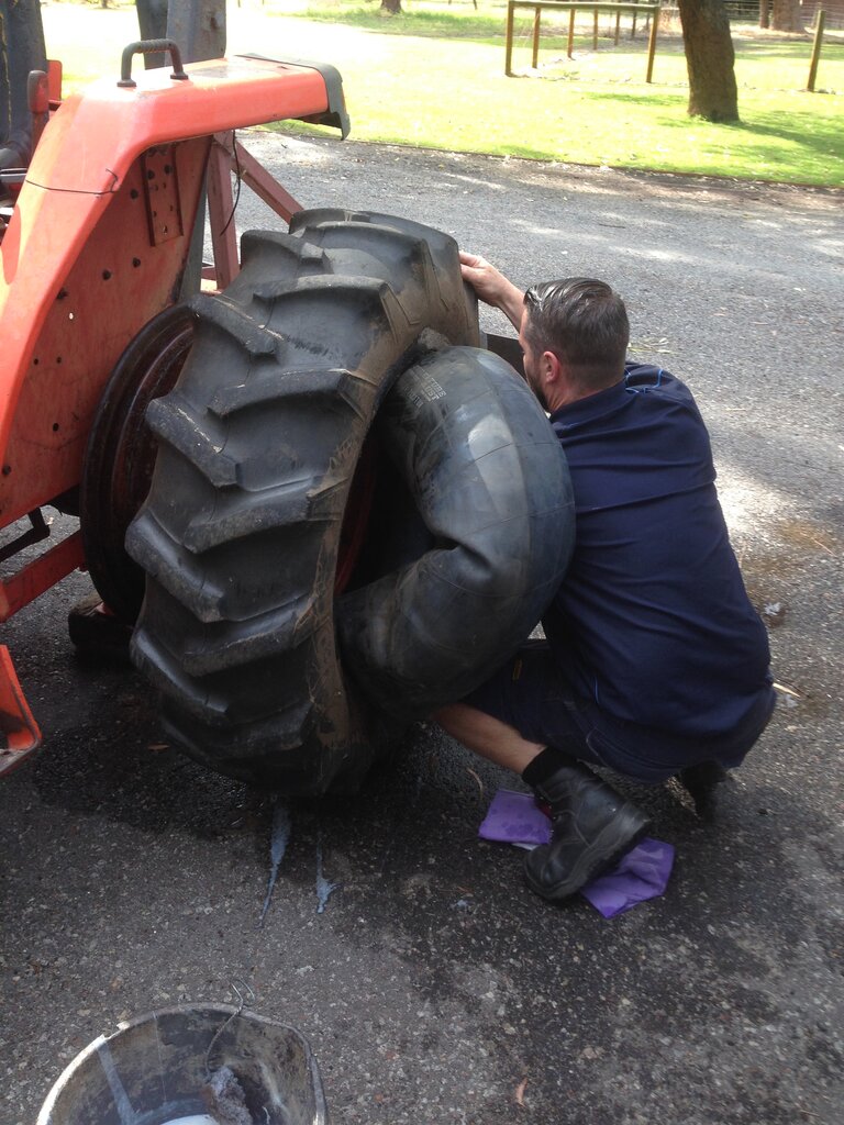 Jant ve lastikçiler Peel Tyre Service, Batı Avustralya, foto