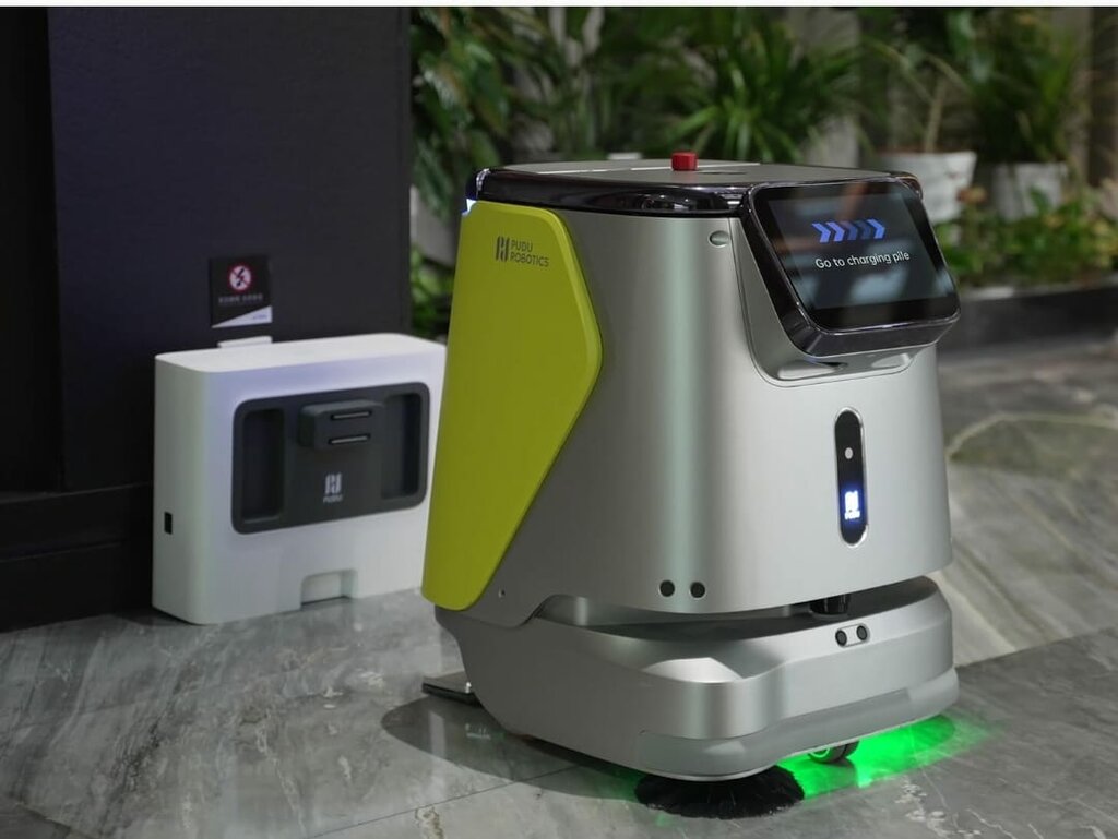 Ticari robotların satışı ve kiralanması Robots in the city, Soçi, foto