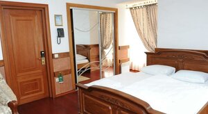 Gostiny dvor Zhemchuzhina Karpat (vulytsia Prokhidnyi No:19, selo Polianytsia), otel  Yaremcha'dan