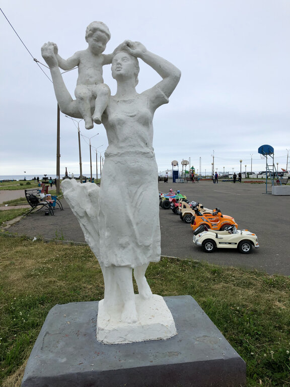 Park, sokak heykeli Женщина с ребёнком, Holmsk, foto