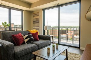 Frontdesk - Flux Apts Downtown Des Moines (Iowa, Polk County, Des Moines, Walnut Street), otel  Des Moines'ten