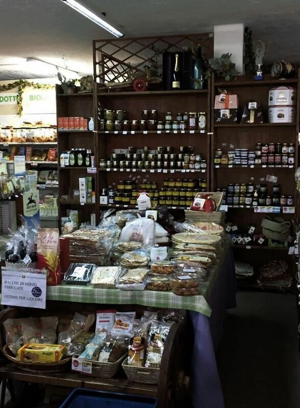 Market Gusto Mediterraneo Bio Market Enoteca, Sardunya, foto