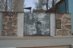 В честь бойцов пожарных Тракторозаводского района, появившихся героизм в дни Сталинградской Битвы (ulitsa Meshcheryakova No:9), anıt, heykel  Volgograd'dan