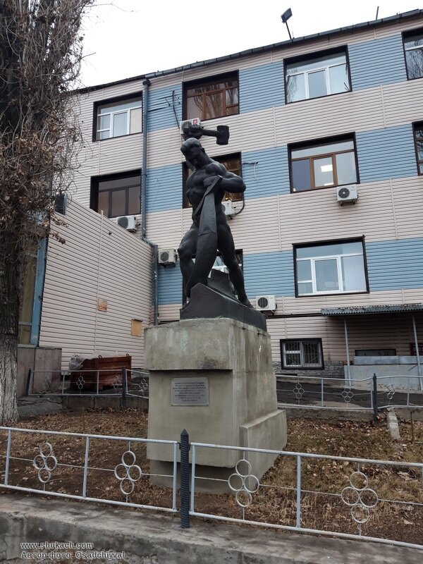 Anıt, heykel Swords to Ploughshares, Volgograd, foto