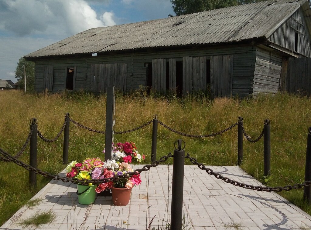 Anıt levhası, anıt taş Памятная плита павшим в Великой Отечественной войне 1941-1945 годов, Vologodskaya oblastı, foto