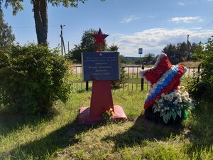 Денисов (Leningrad Region, Priozerskiy District, Zaporozhskoye selskoye poseleniye, posyolok Denisovo, Sadovaya ulitsa), anıt, heykel  Saint‑Petersburg ve Leningradskaya oblastından