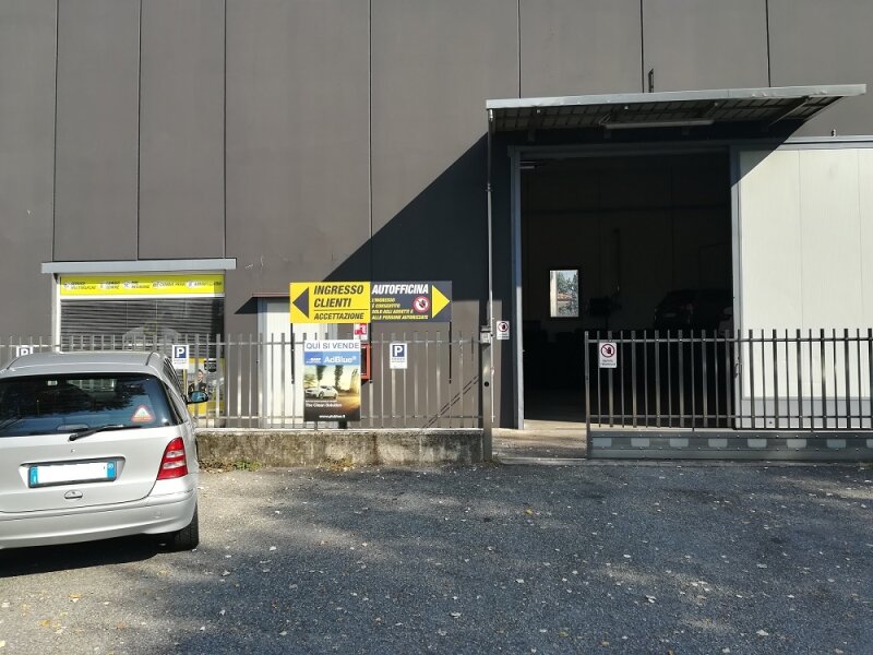 Jant ve lastikçiler Autofficina Saronno Motori, Lombardiya, foto