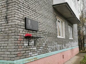 Е.Н. Жуков (Danilova Street No:31), anıt levhası, anıt taş  Kandalaksha'dan