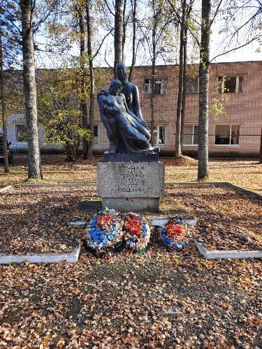 Anıt, heykel Скорбящая мать, Novgorodskaya oblastı, foto