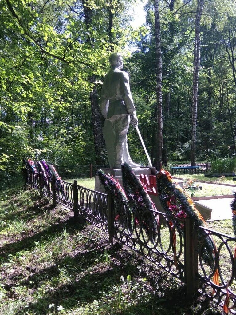 Anıt, heykel Братская могила воинов Советской Армии, Kurskaya oblastı, foto