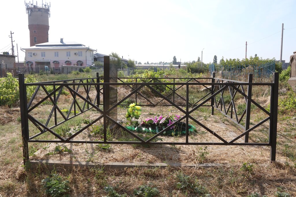 Anıt, heykel Братская могила № 528, Buturlinovka, foto
