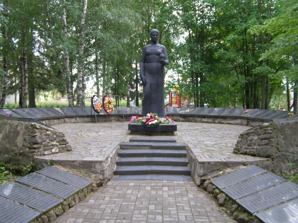 Anıt, heykel Скорбящая мать, Vologodskaya oblastı, foto