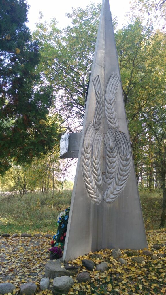 Anıt, heykel Поле памяти Зуевская высота, Pskovskaya oblastı, foto
