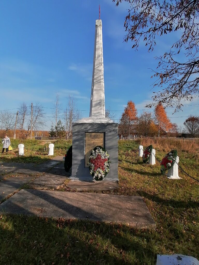 Anıt, heykel Стела воинам, павшим в Великой Отечественной войне, Kirovskaya oblastı, foto