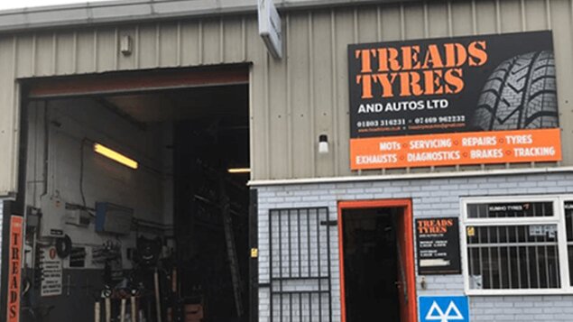 Jant ve lastikçiler Treads Tyres & Autos Ltd, Torquay, foto