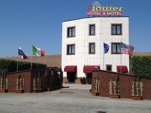 Hotel Motel Flower (Strada Statale 35 Bis dei Giovi No:35, Pozzolo Formigaro, Novi Ligure), otel  Piyemonte'den
