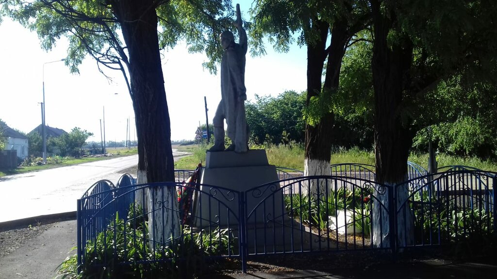 Anıt, heykel Братское захоронение, Rostovskaya oblastı, foto