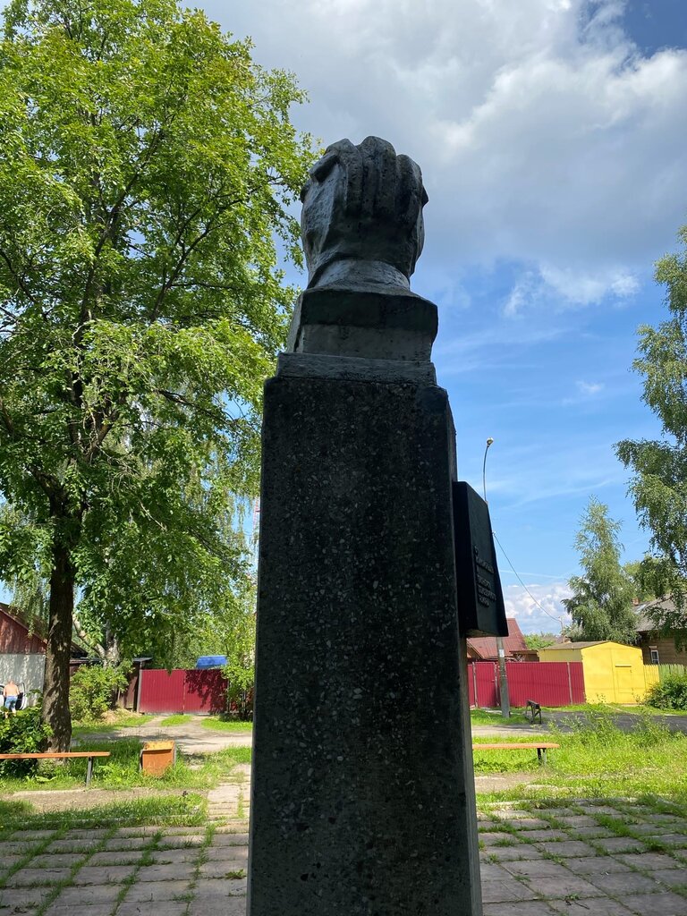 Anıt, heykel И.П. Малоземов, Belozersk, foto
