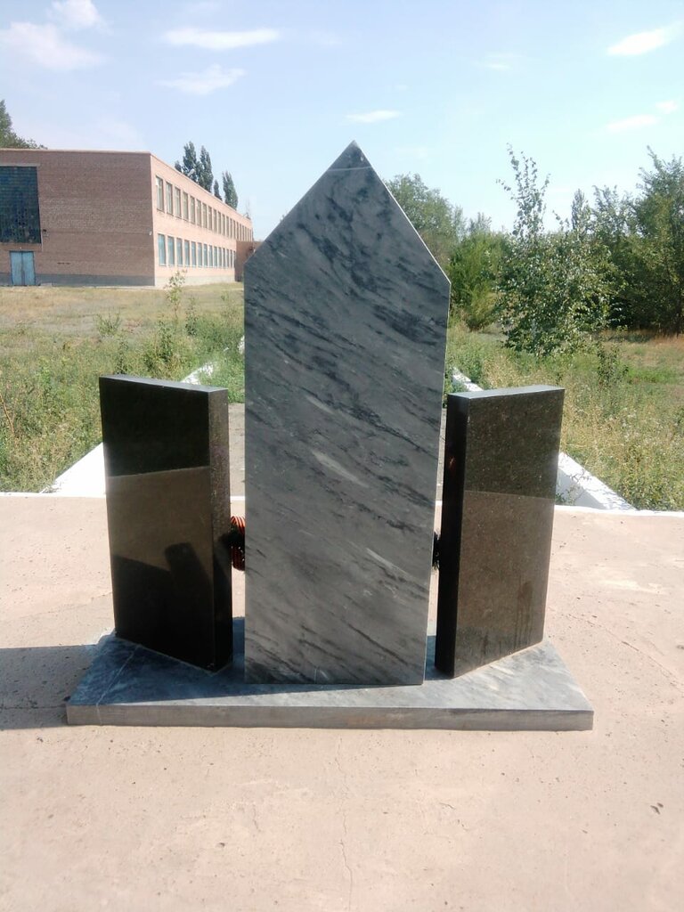 Anıt, heykel Мемориал памяти воинам Великой Отечественной войны и труженикам тыла, Orenburgskaya oblastı, foto