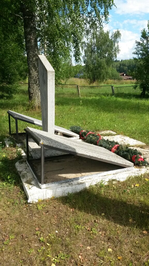 Anıt, heykel Павшим в боях за Родину, Permski krayı, foto