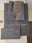Профессор Владислав Яковлевич Шустов Основатель клиники и кафедры профпатологии и гематологии (ulitsa 53-y Strelkovoy Divizii No:6/9), anıt, heykel  Saratov'dan