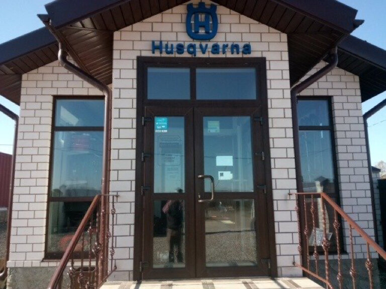 Elektrik ve benzinle çalışan aletler Magazin Husqvarna, Volokolamsk, foto