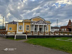 Родина (Raboche-Krestyanskaya ulitsa No:105), sinemalar  Eniseysk'ten