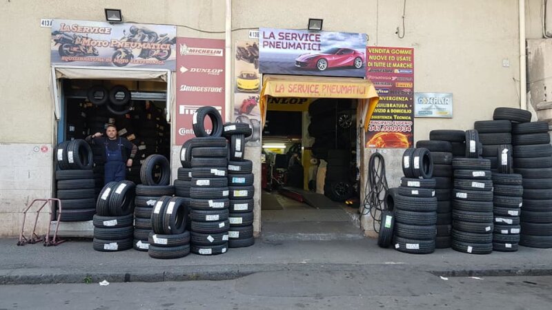 Jant ve lastikçiler La Service Pneumatici, Katanya, foto